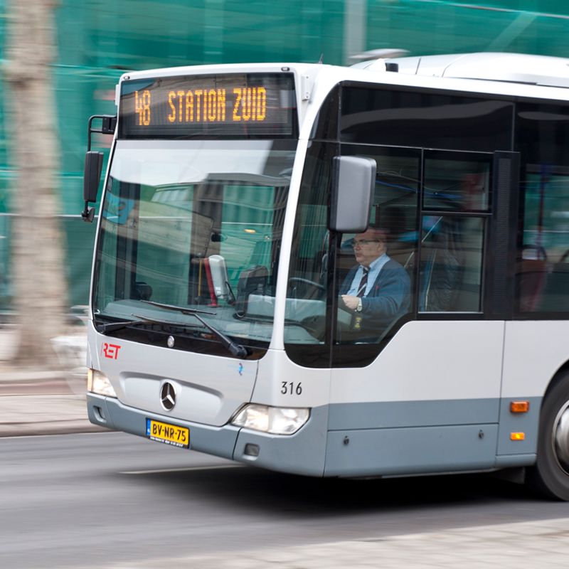 RET-bus op snelweg in problemen: passagiers uit voertuig gehaald - Rijnmond