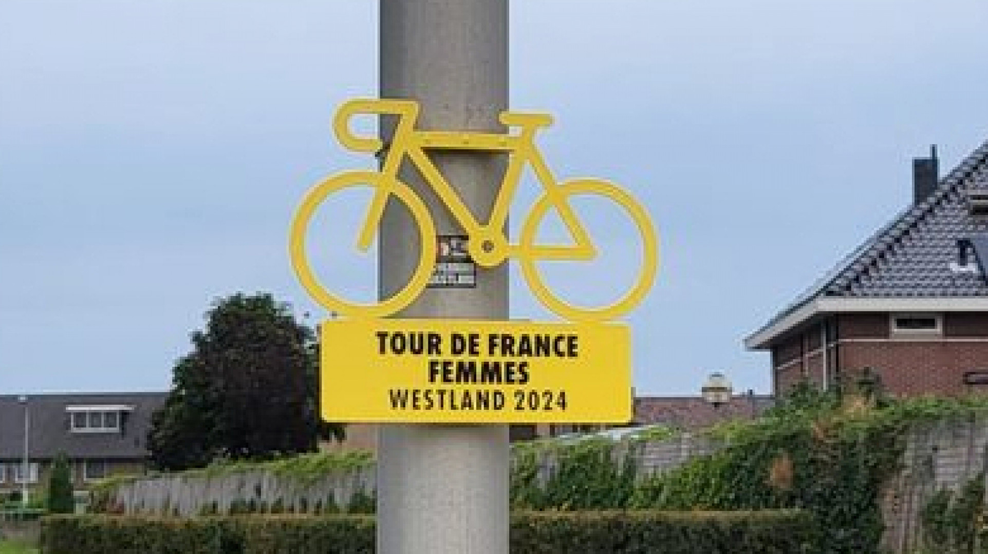 Gele fietsjes die route Tour de France Femmes aangeven worden volop ...