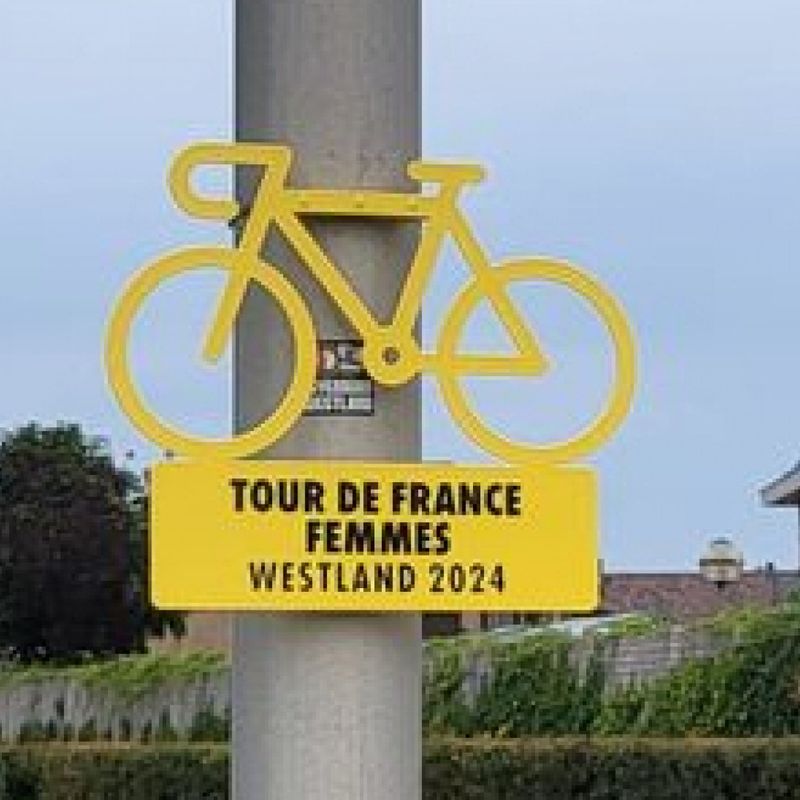 Gele fietsjes die route Tour de France Femmes aangeven worden volop ...