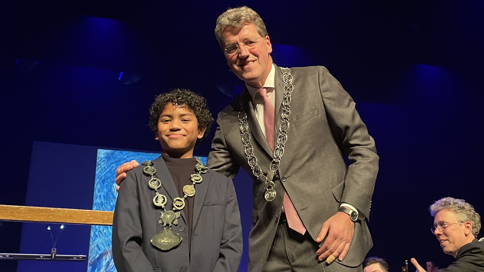 Jayvion Hasewinkel (11) wordt eerste kinderburgemeester van Emmen - RTV ...