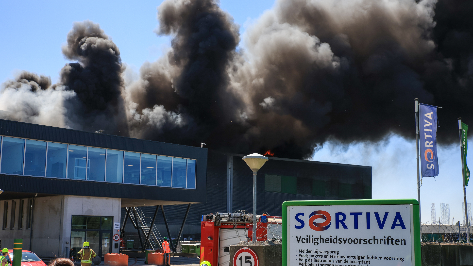 Grote brand bij afvalverwerker Vlaardingen, zwarte rookwolken tot ver ...