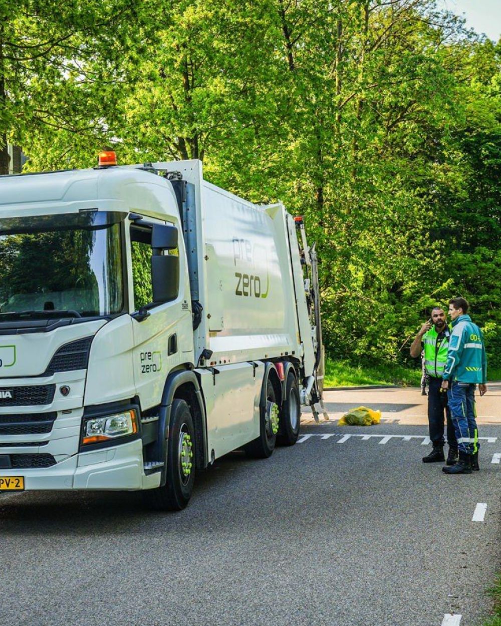 Man die in vuilniswagen terechtkwam overleden - Omroep Gelderland