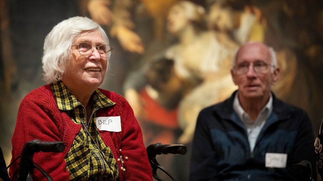 Ouderen met dementie genieten van kunst: 'Het haalt herinneringen op' - Omroep West