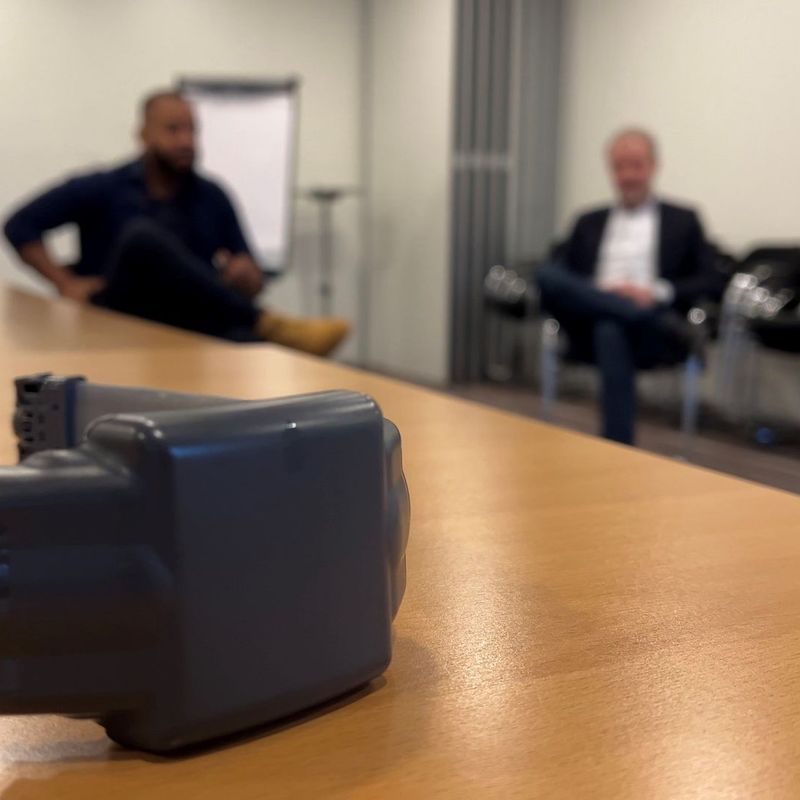 Directeur Reclassering draagt zelf enkelband met Kerst: 'Goed ...