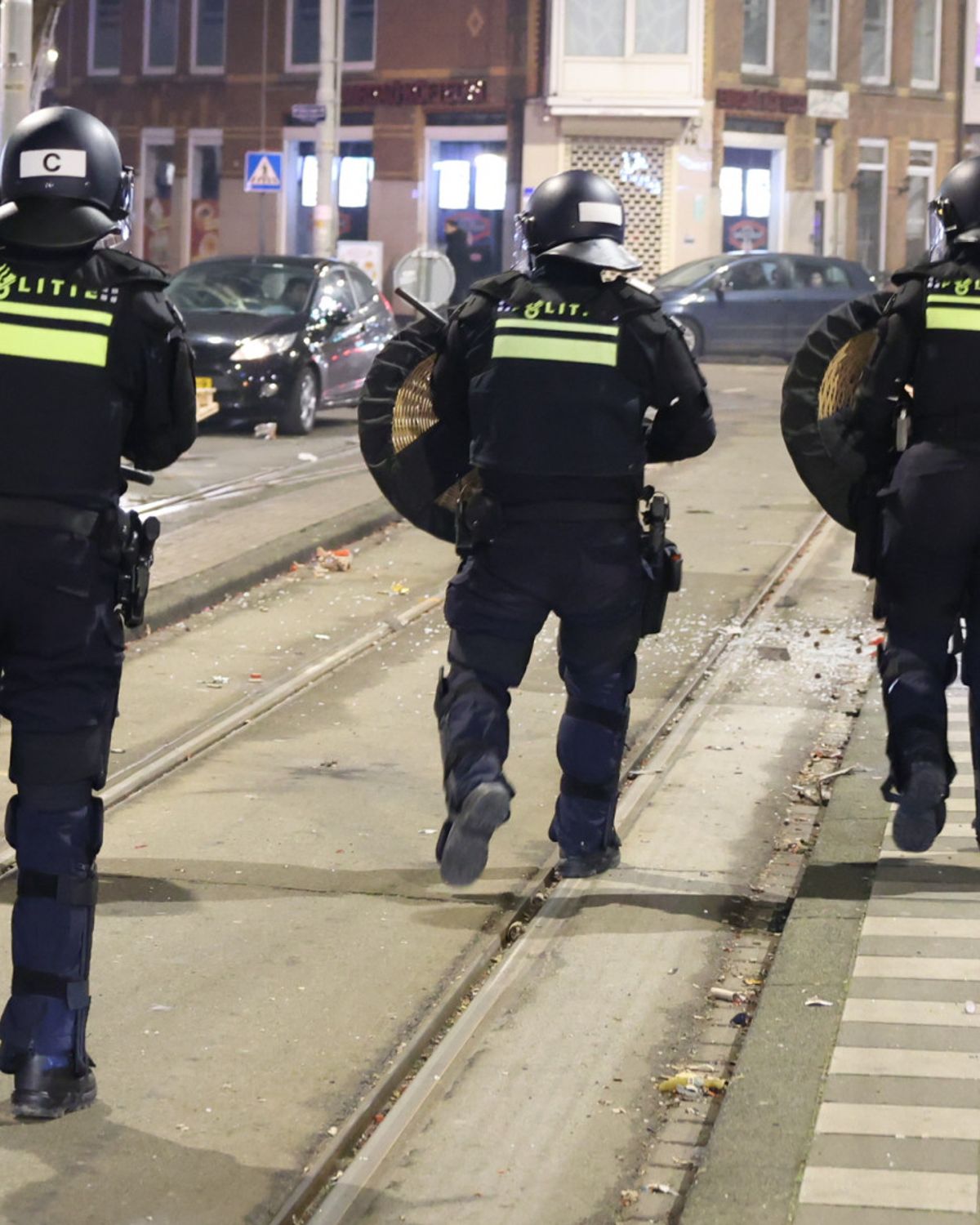 'Lelijk en absurd', politiechef verbolgen over 11 gewonde agenten ...