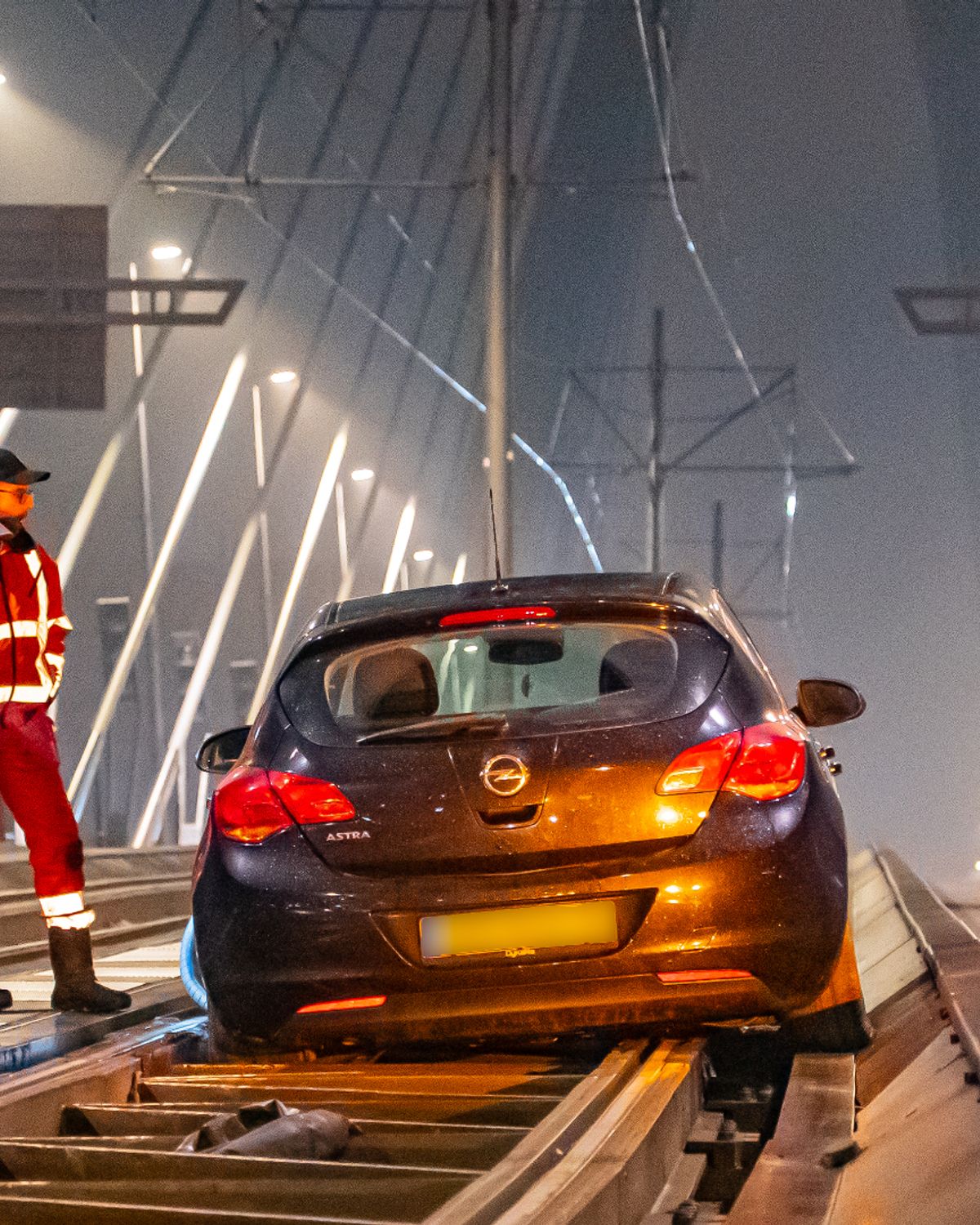 Dronken automobilist zit vast op trambaan en slaat op de vlucht - Rijnmond