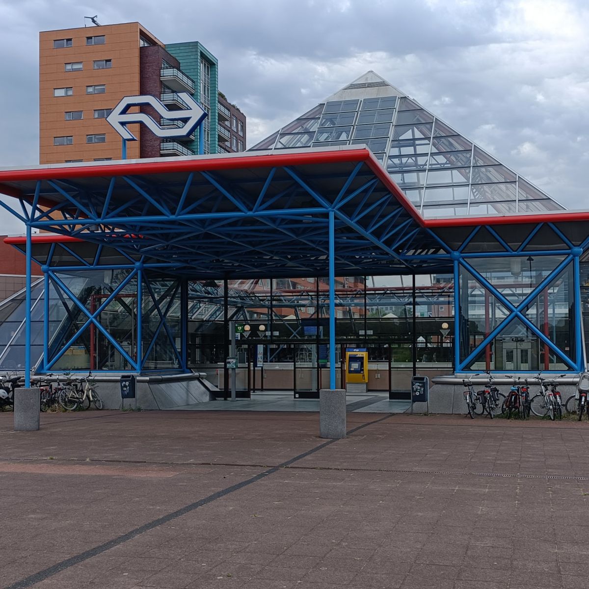 Politie rondom station Rijswijk na overlast van jongeren - Omroep West