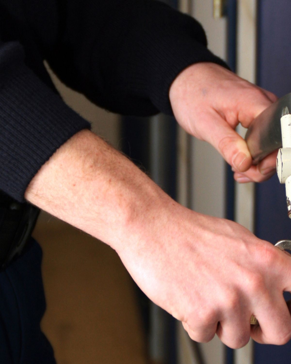Celstraffen voor zware mishandeling met boksbeugel, mes en knuppel - L1 ...