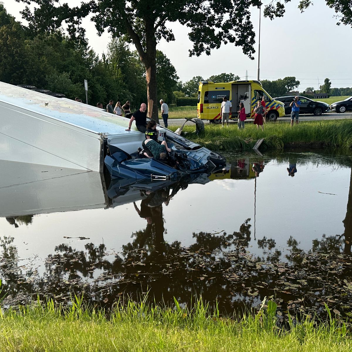 112 Nieuws: Vrachtwagen te water langs N377 | Auto brandt uit op N34 - Oost