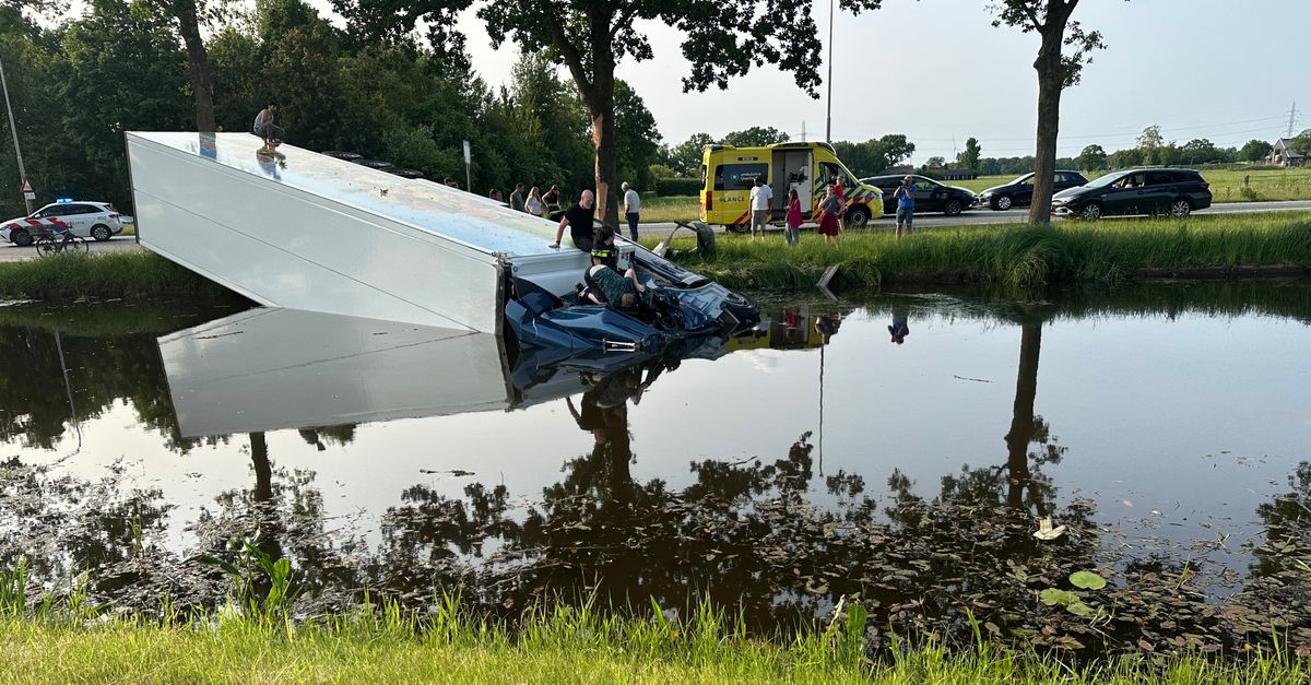 112 Nieuws: Vrachtwagen te water langs N377 | Auto brandt uit op N34 - Oost