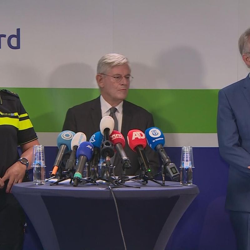 KIJK TERUG: Persconferentie burgemeester, politie en justitie over het fatale ongeval met een ...