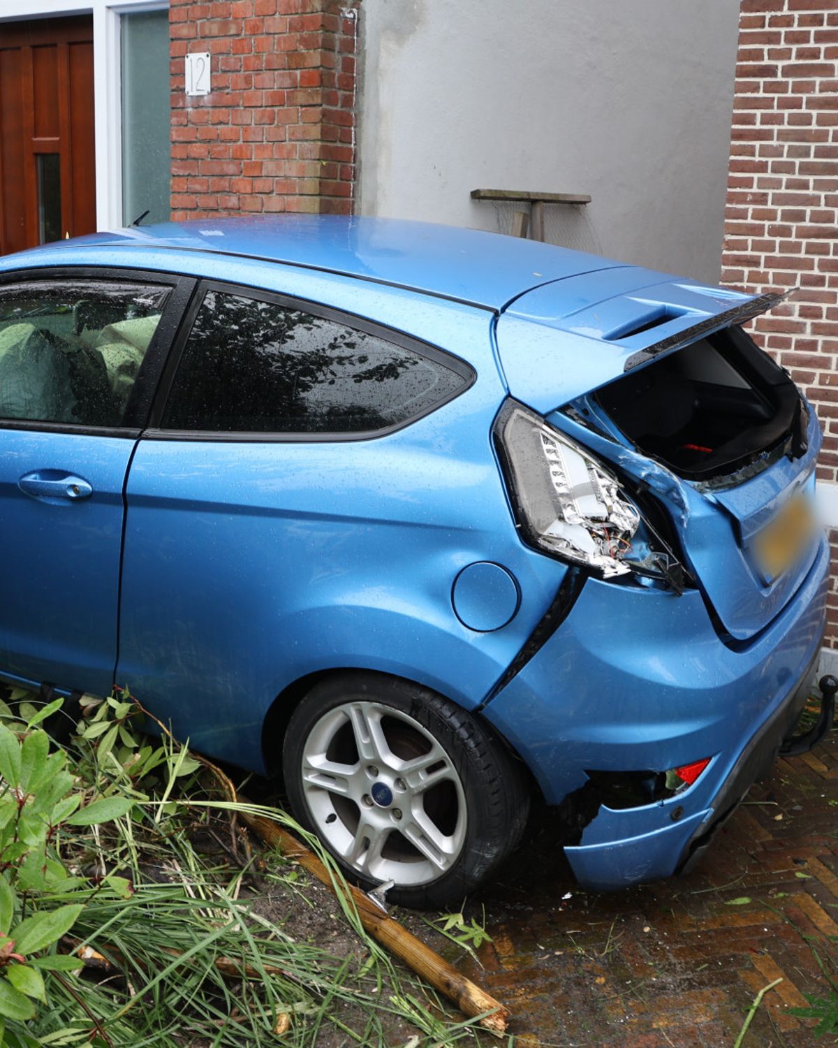 Auto vliegt uit de bocht en sloopt voortuin - Omroep West