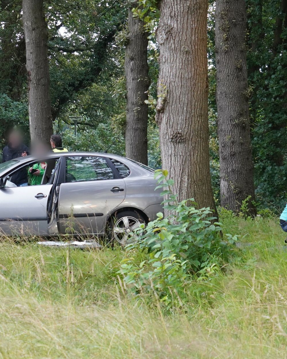 Auto botst op boom in Assen, twee gewonden naar ziekenhuis - RTV Drenthe