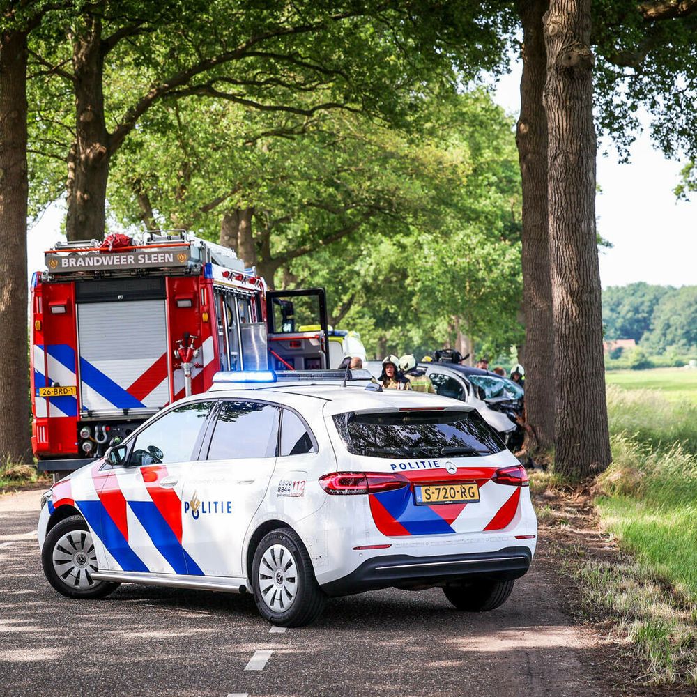 Bestuurder ernstig gewond na botsing tegen boom bij Holsloot - RTV Drenthe