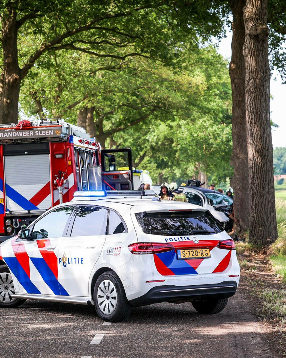 Bestuurder ernstig gewond na botsing tegen boom bij Holsloot - RTV Drenthe