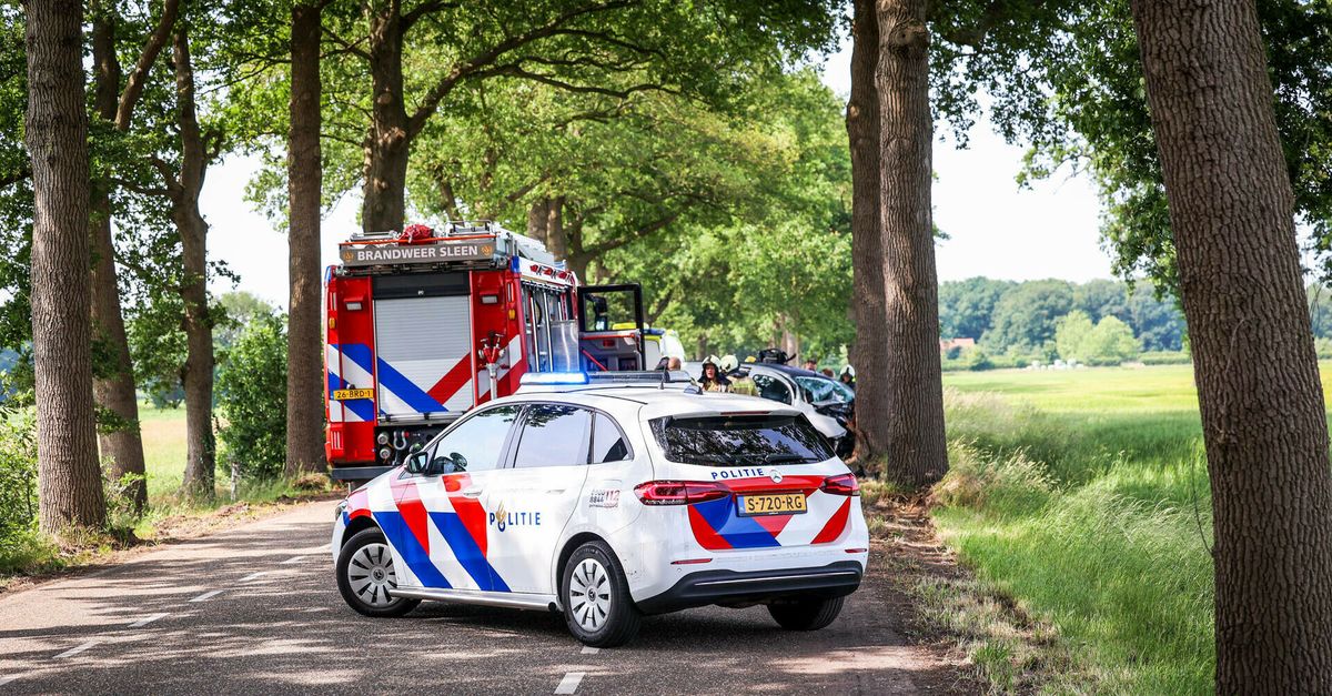 Bestuurder ernstig gewond na botsing tegen boom bij Holsloot - RTV Drenthe