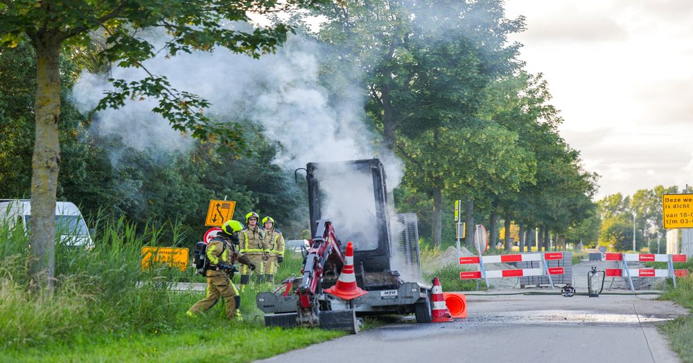 Graafkraan gaat in vlammen op bij benzinestation | Gewonde bij ...