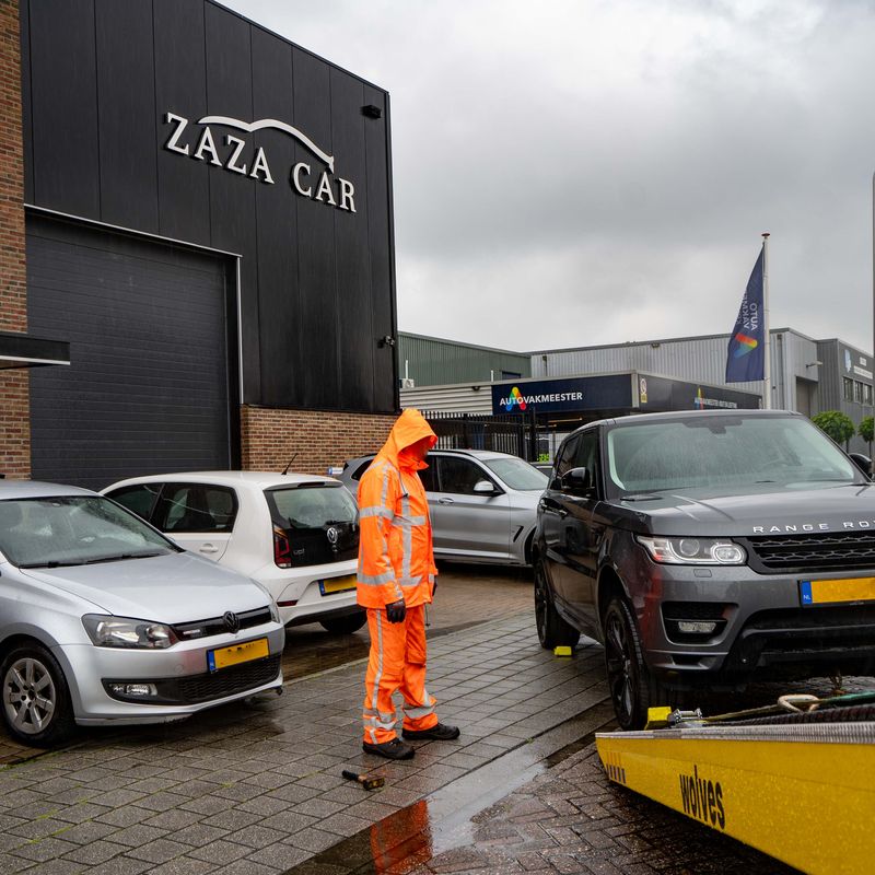 FIOD verdenkt twee Deventenaren van miljoenenfraude: dure auto's in ...