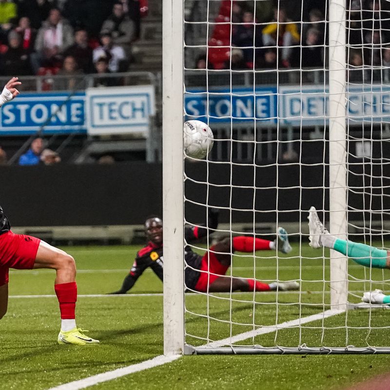 Excelsior met tien man langs FC Eindhoven en is koploper tot zondag - Rijnmond