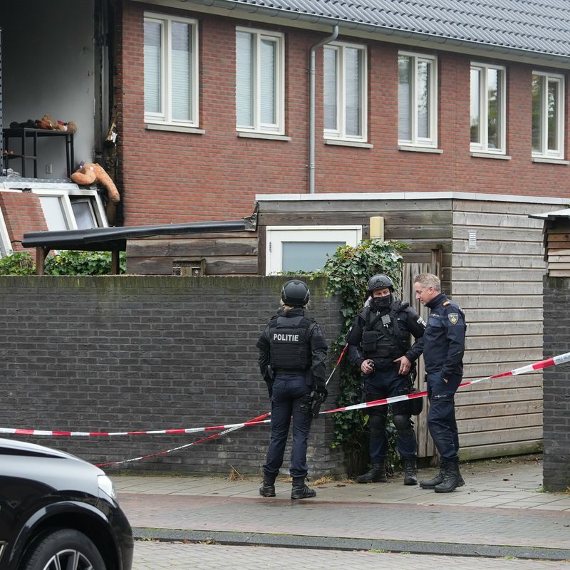 Politie houdt rekening met drugslab in ontplofte woning Meppel, gezochte man is bewoner - RTV ...