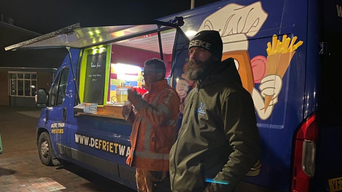 Inwoners Yerseke met frietkraam op de been bij raadsvergadering over ...