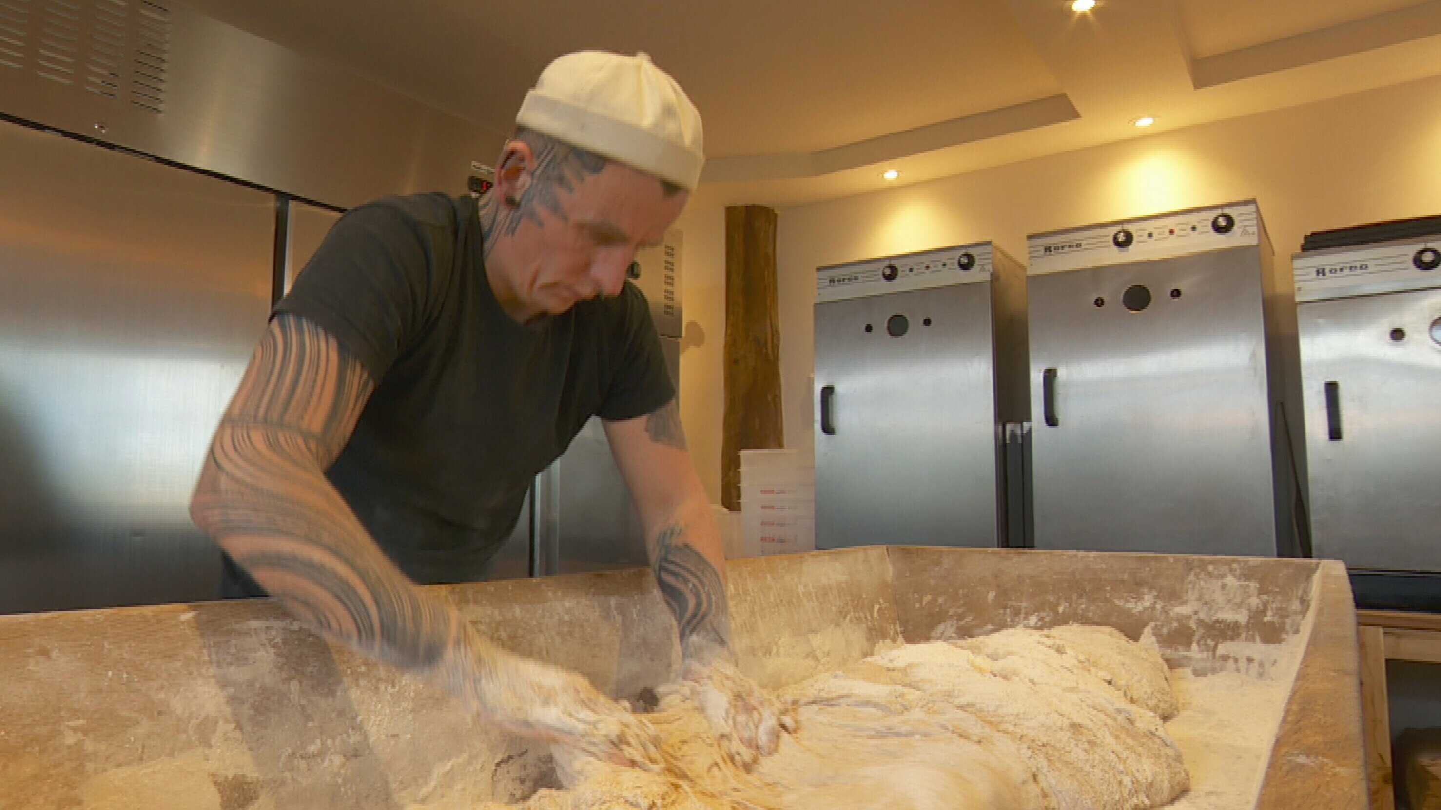 Joeke maakt brood zoals ze dat 200 jaar geleden deden: "Ik ben geen ...
