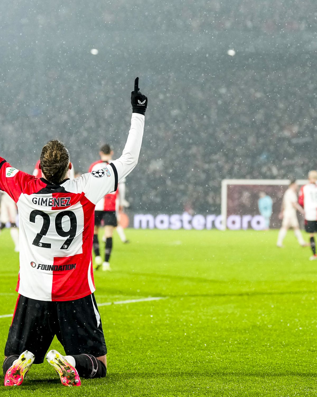 Feyenoord verzekert zich na krankzinnige zege op Bayern München van de volgende ronde van de ...