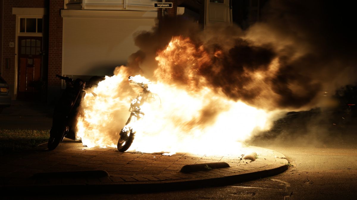 Scooters uitgebrand, brandweer moet improviseren met blussen - Omroep West
