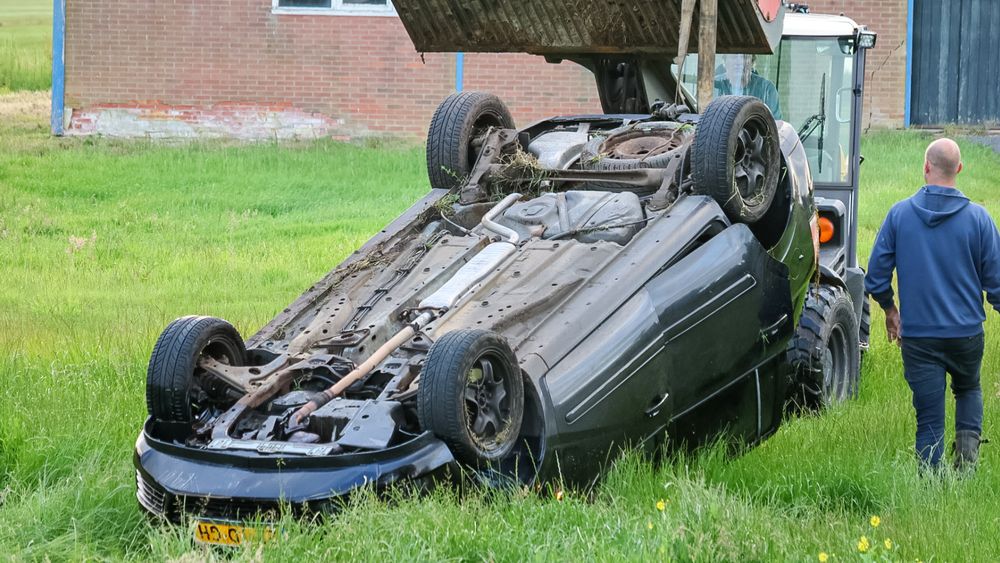 Auto op de kop in de sloot bij Munnekeburen | Bestelbusje belandt in de ...