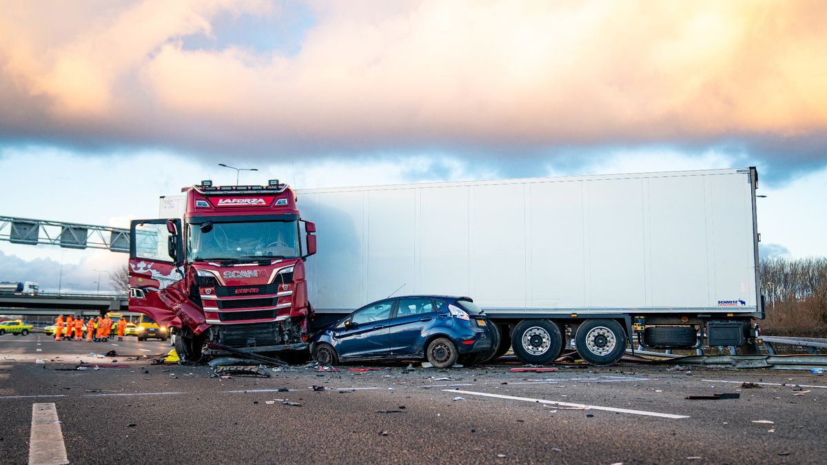 Vrachtwagen rijdt door vangrail en ramt twee auto's, één gewonde - Rijnmond