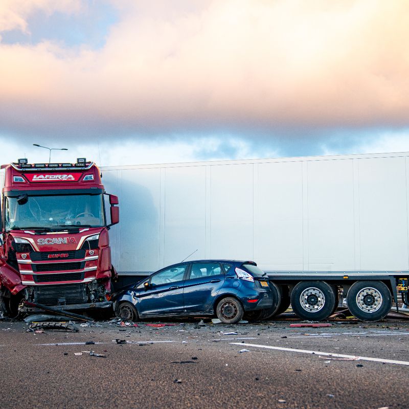 Vrachtwagen rijdt door vangrail en ramt twee auto's, één gewonde - Rijnmond