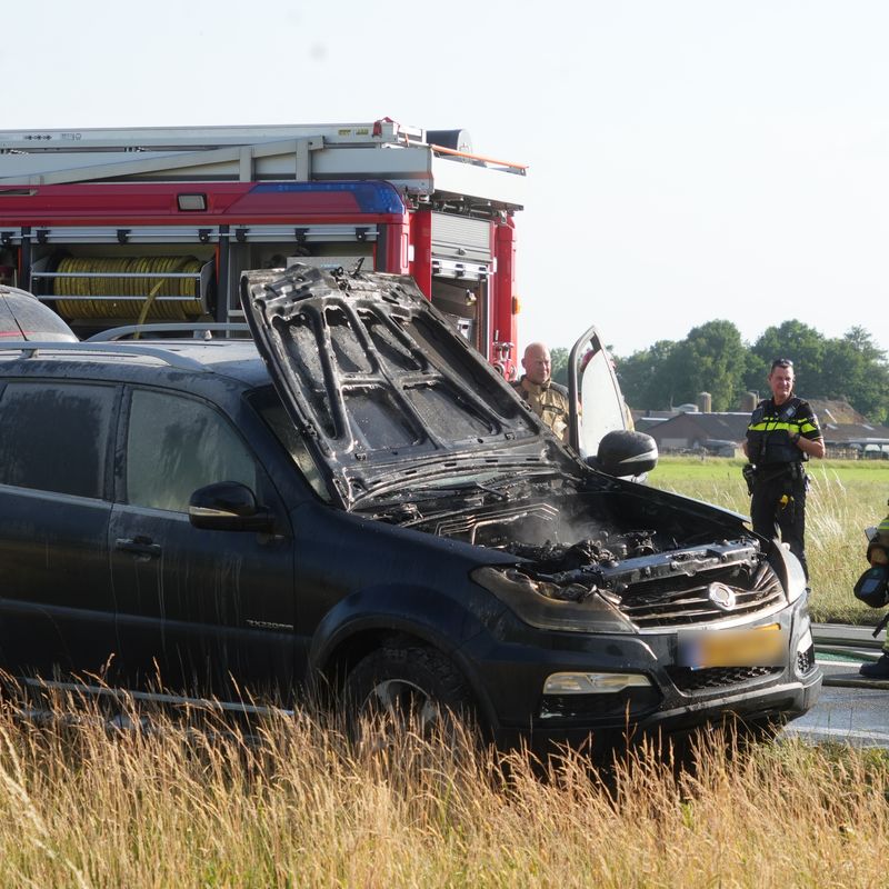 Brand onder motorkap van auto in Balkbrug - Oost