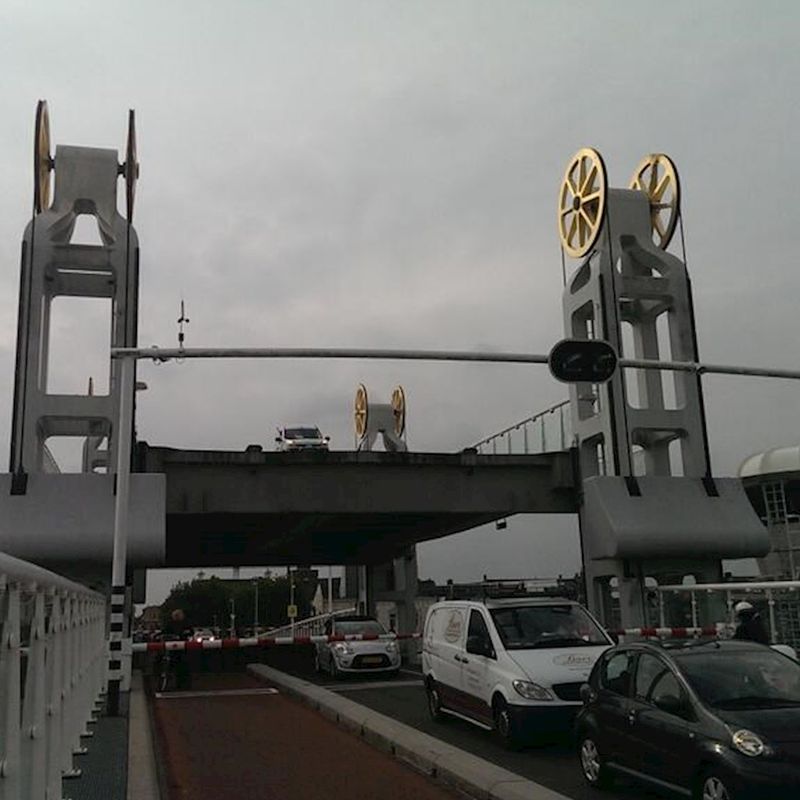 Brug Kampen omhoog met auto er nog op - Oost