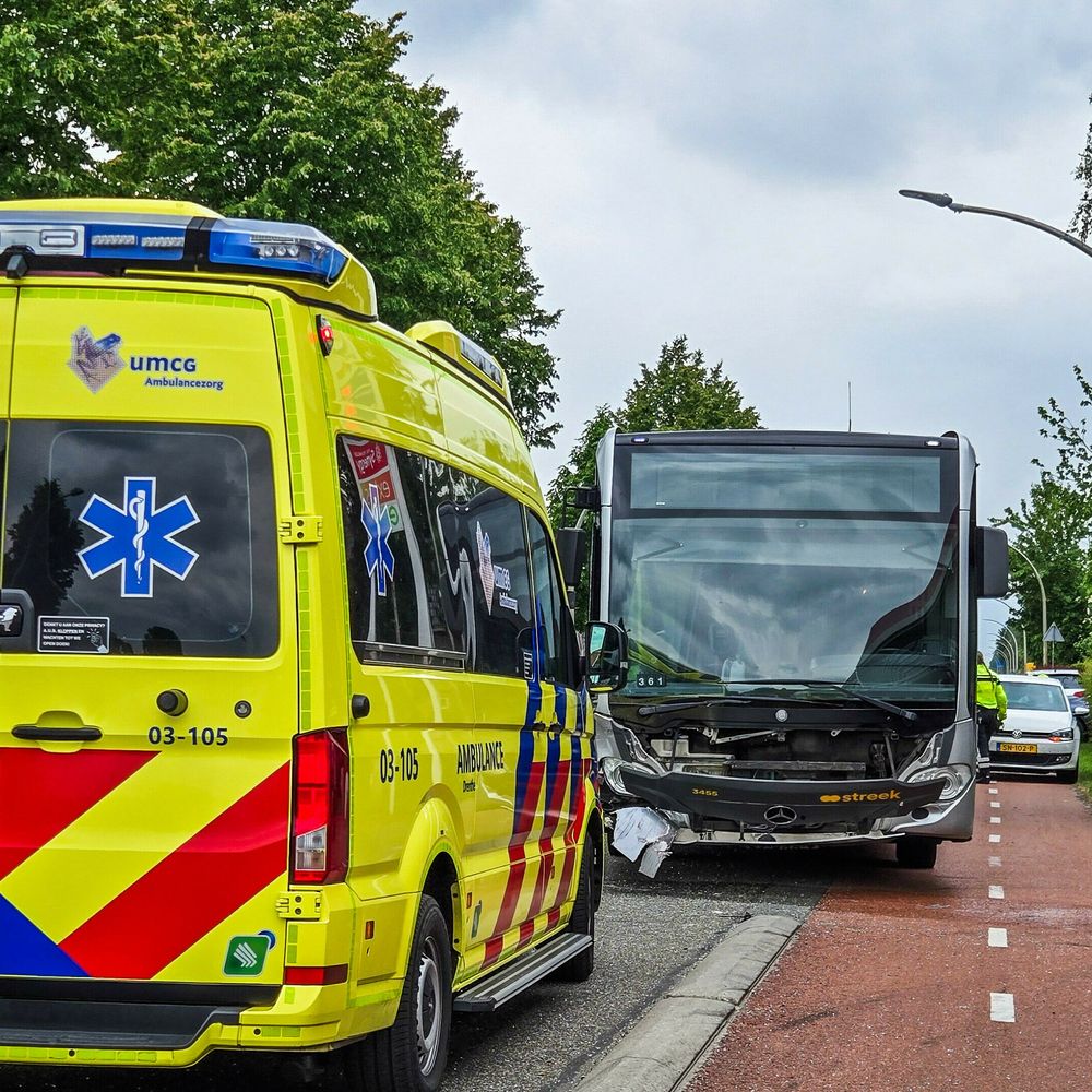 Twee gewonden bij botsing tussen lijnbus en auto in Hijkersmilde - RTV Drenthe