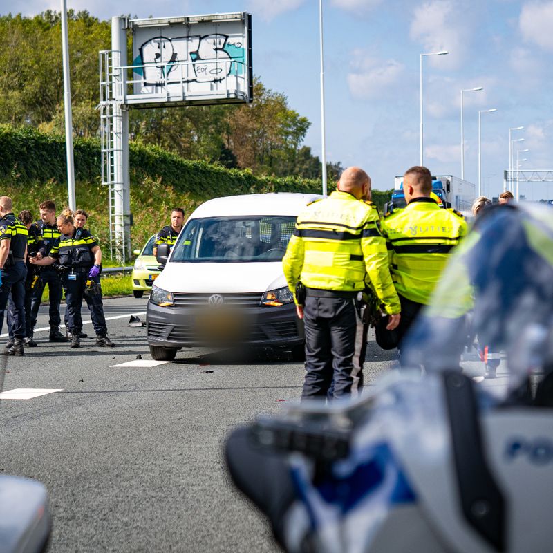 Zwaargewonde na ongeval op A15, bestuurder bestelbus aangehouden - Rijnmond