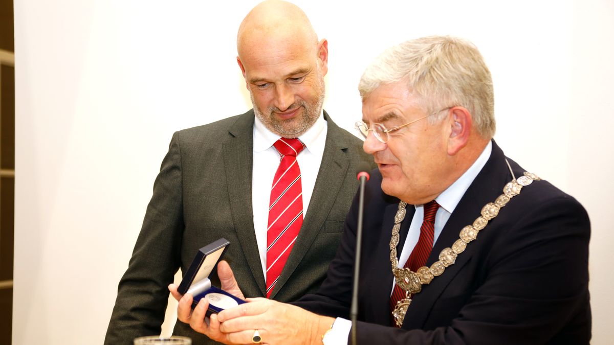 Wethouder Victor Everhardt krijgt zilveren stadspenning bij afscheid ...