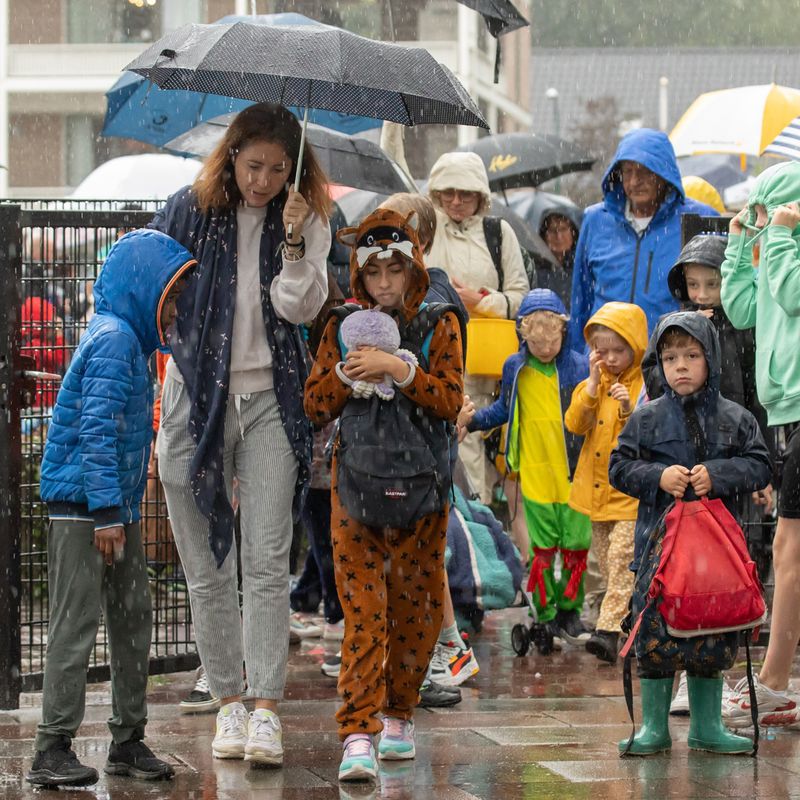 Utrecht gaat vakantie vieren en dus is het schoolplein leeg en de ...
