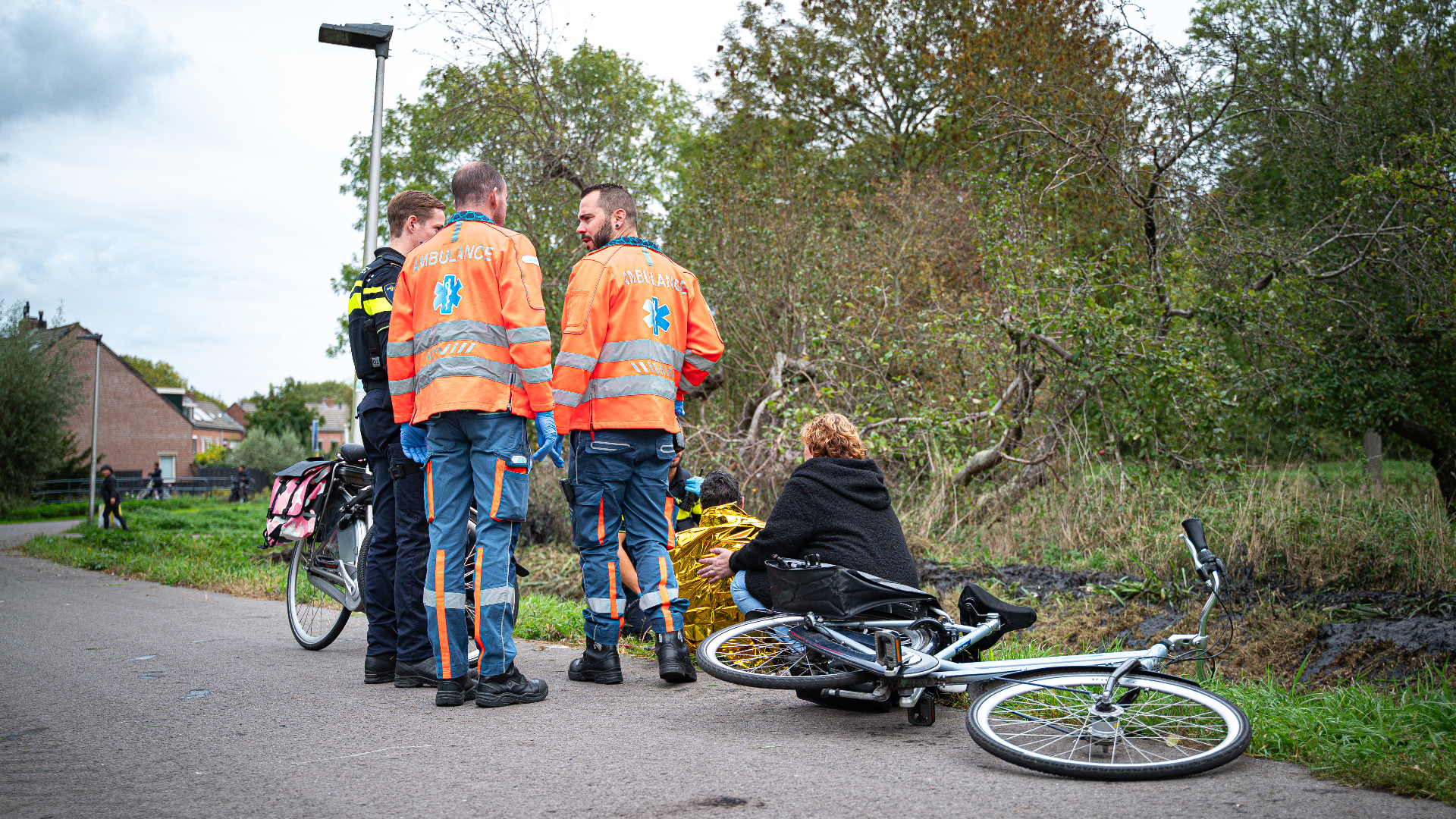 Fietser belandt in sloot na botsing, voorbijganger redt slachtoffer ...