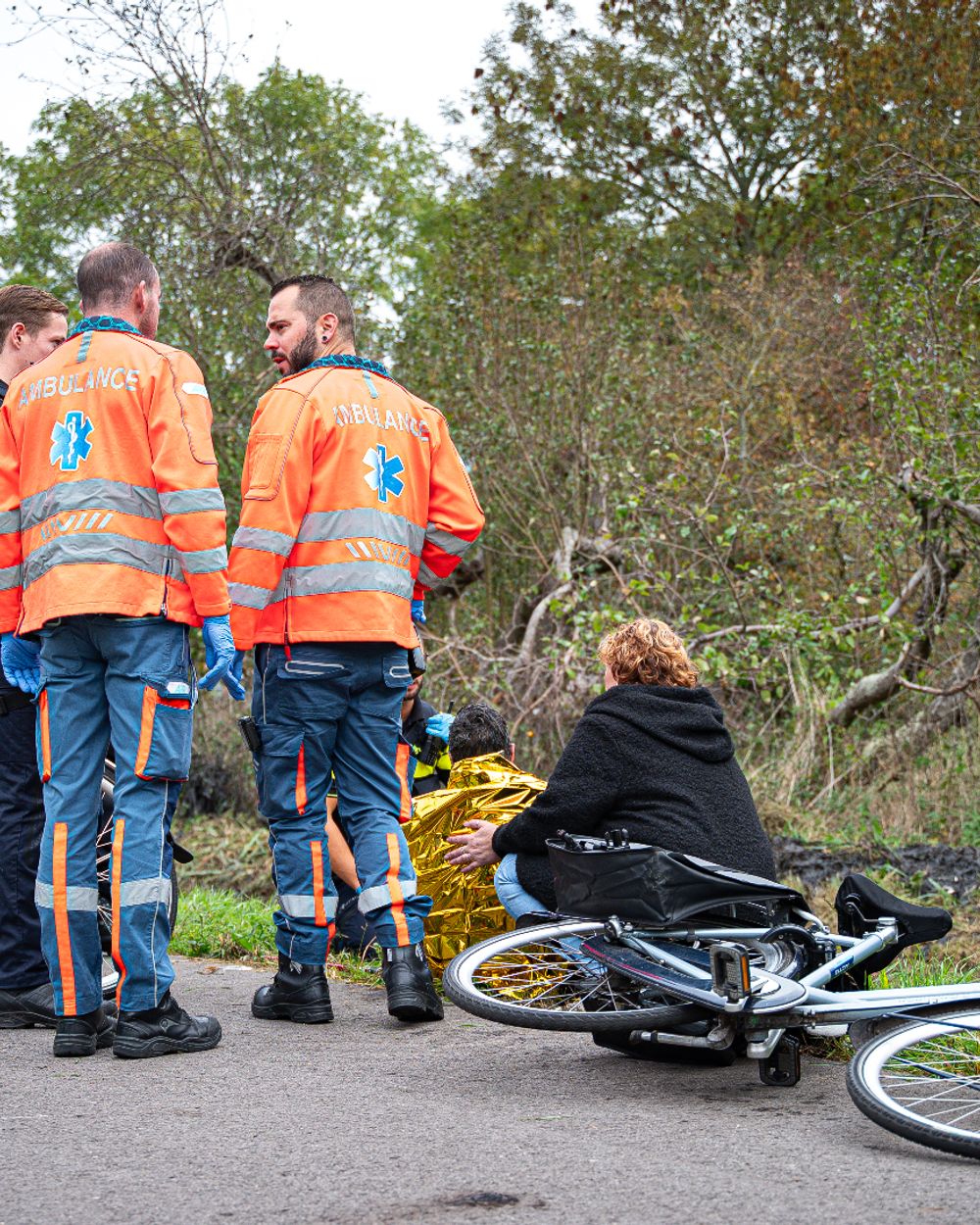 Fietser belandt in sloot na botsing, voorbijganger redt slachtoffer | Man vlucht met buit na ...