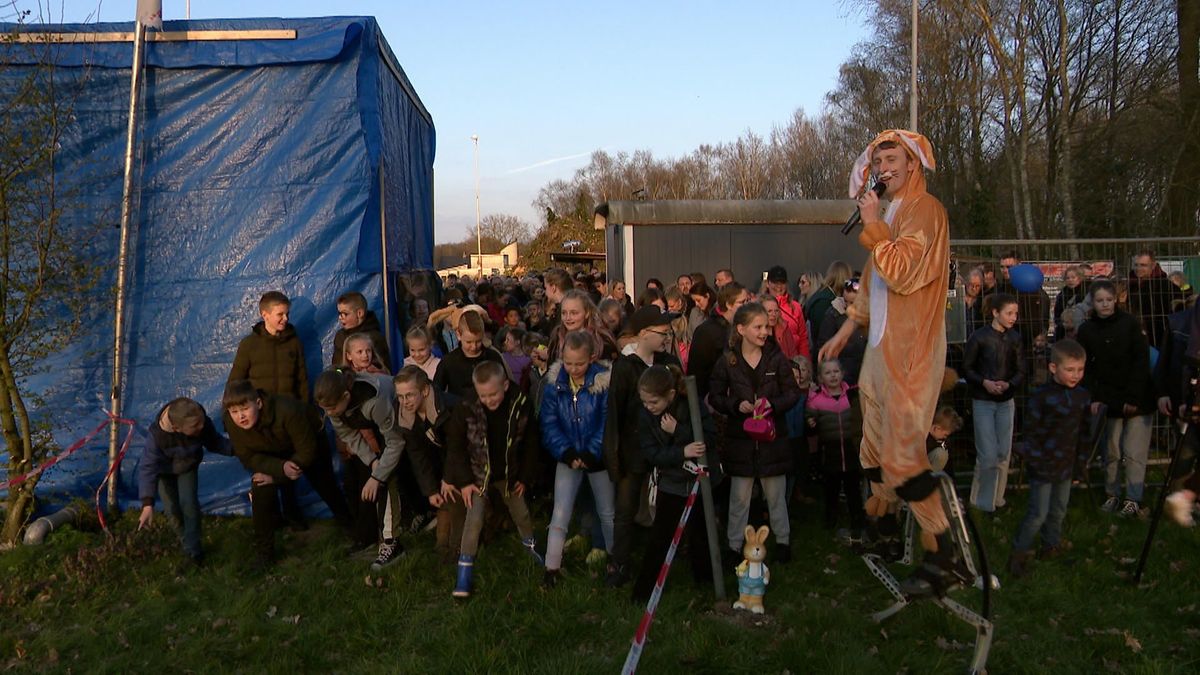 Honderden bezoekers bij paasvuur Weiteveen: 'geweldig' - RTV Drenthe