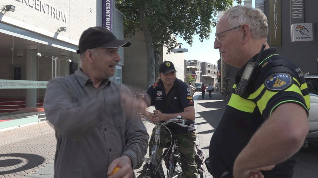 Zo ziet de laatste werkdag van misschien wel de populairste wijkagent ... Zo ziet de laatste werkdag van misschien wel de populairste wijkagent ...