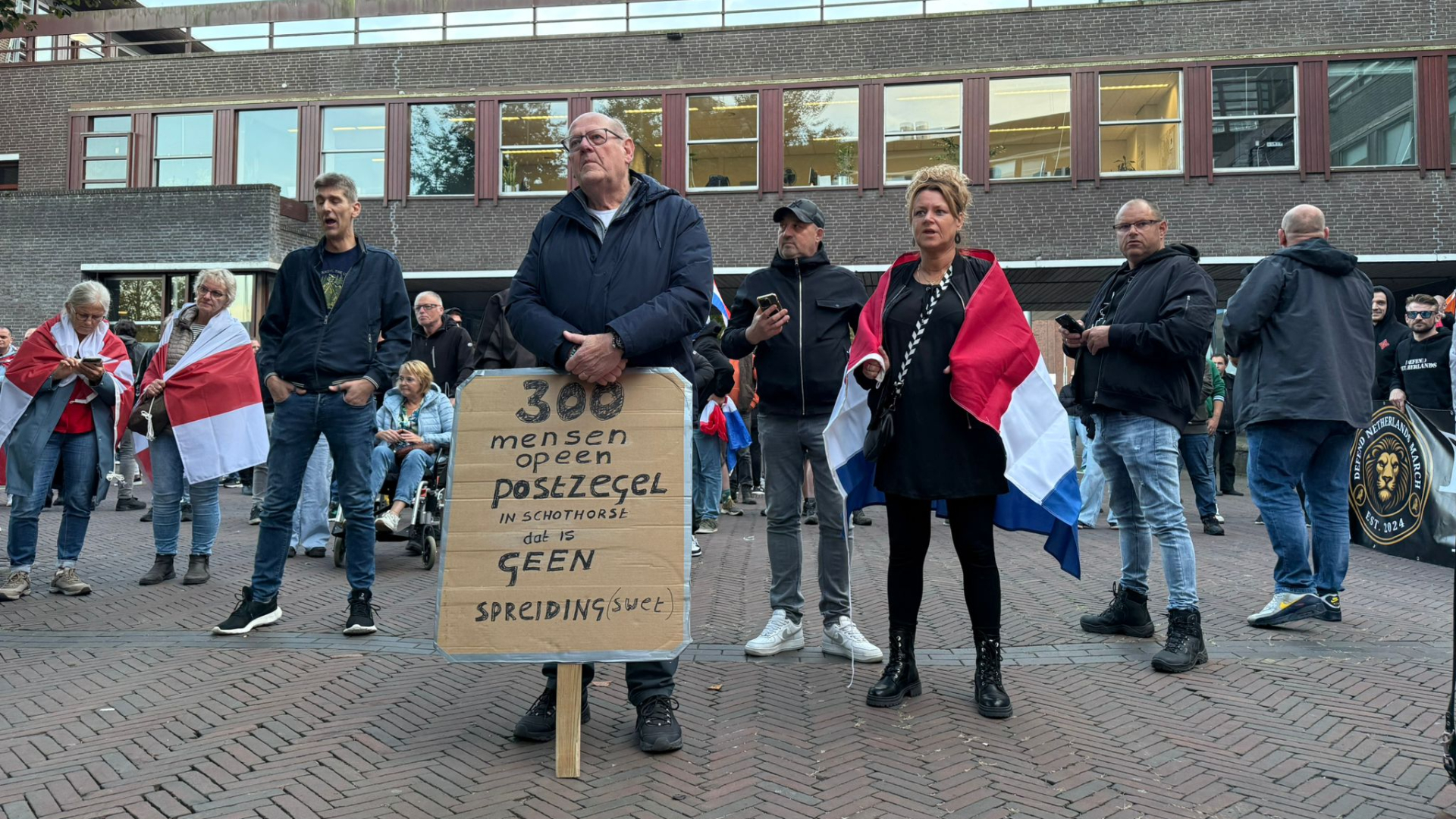 6 aanhoudingen bij demonstratie voor- en tegenstanders azc Amersfoort ...