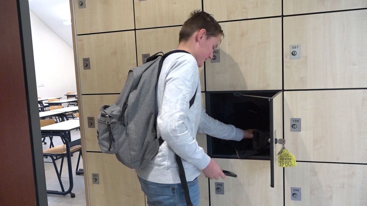 Mobieltje in de ban op Het Hogeland College: 'We praten nu meer met elkaar' - RTV Noord