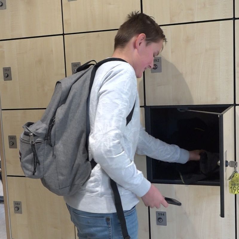 Mobieltje in de ban op Het Hogeland College: 'We praten nu meer met elkaar' - RTV Noord