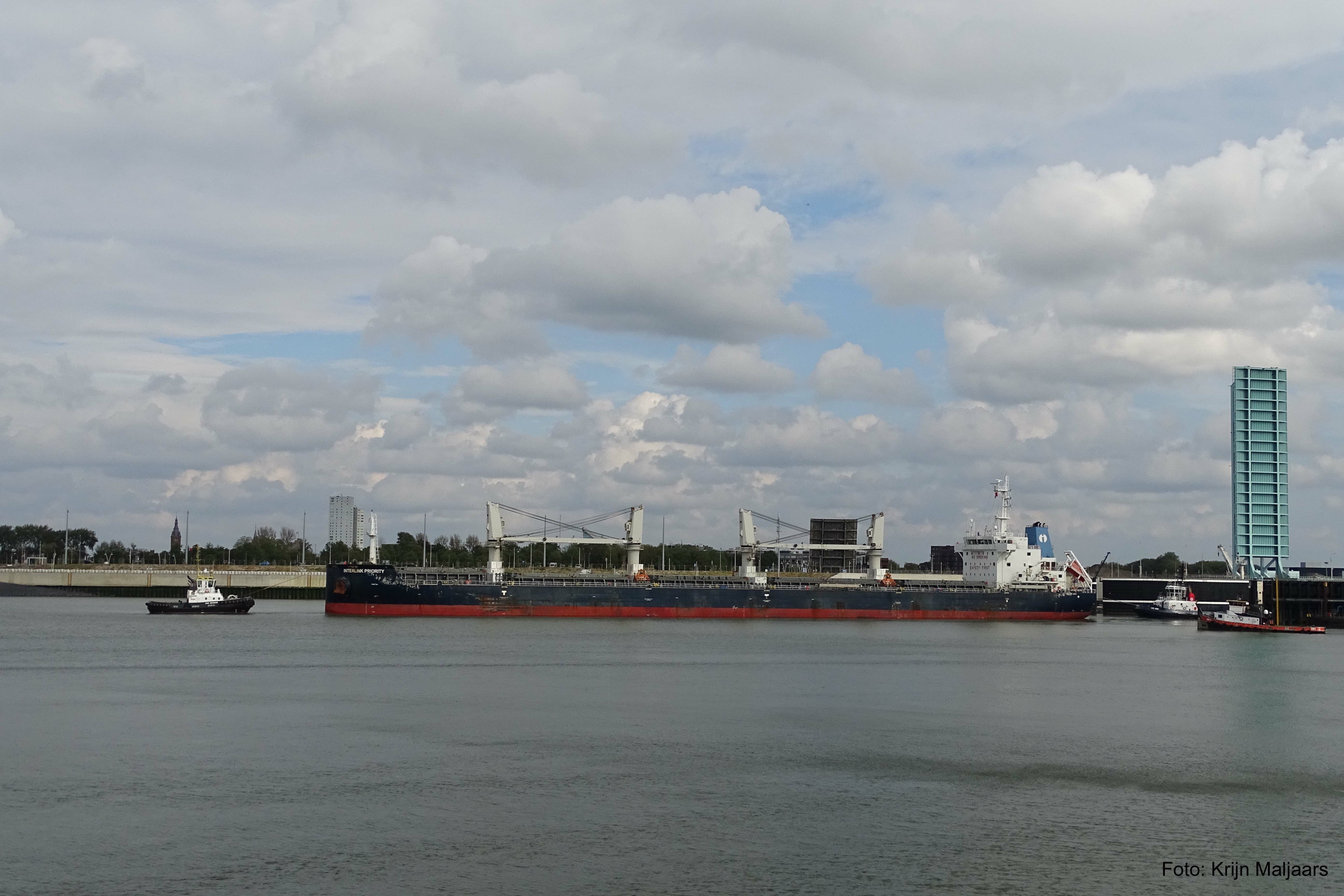 Eerste schip vaart door Nieuwe Sluis Terneuzen - Omroep Zeeland