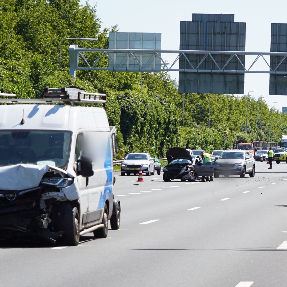 Drie gewonden bij groot ongeluk met zes auto's op A16 - Rijnmond