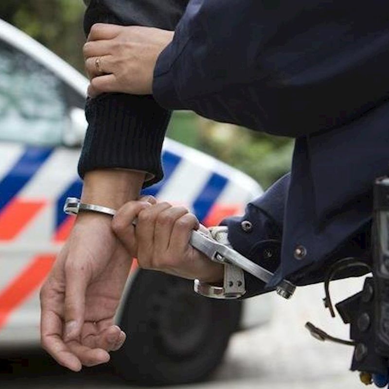 Man uit Deventer met mes, ploertendoder en drugs opgepakt - Oost