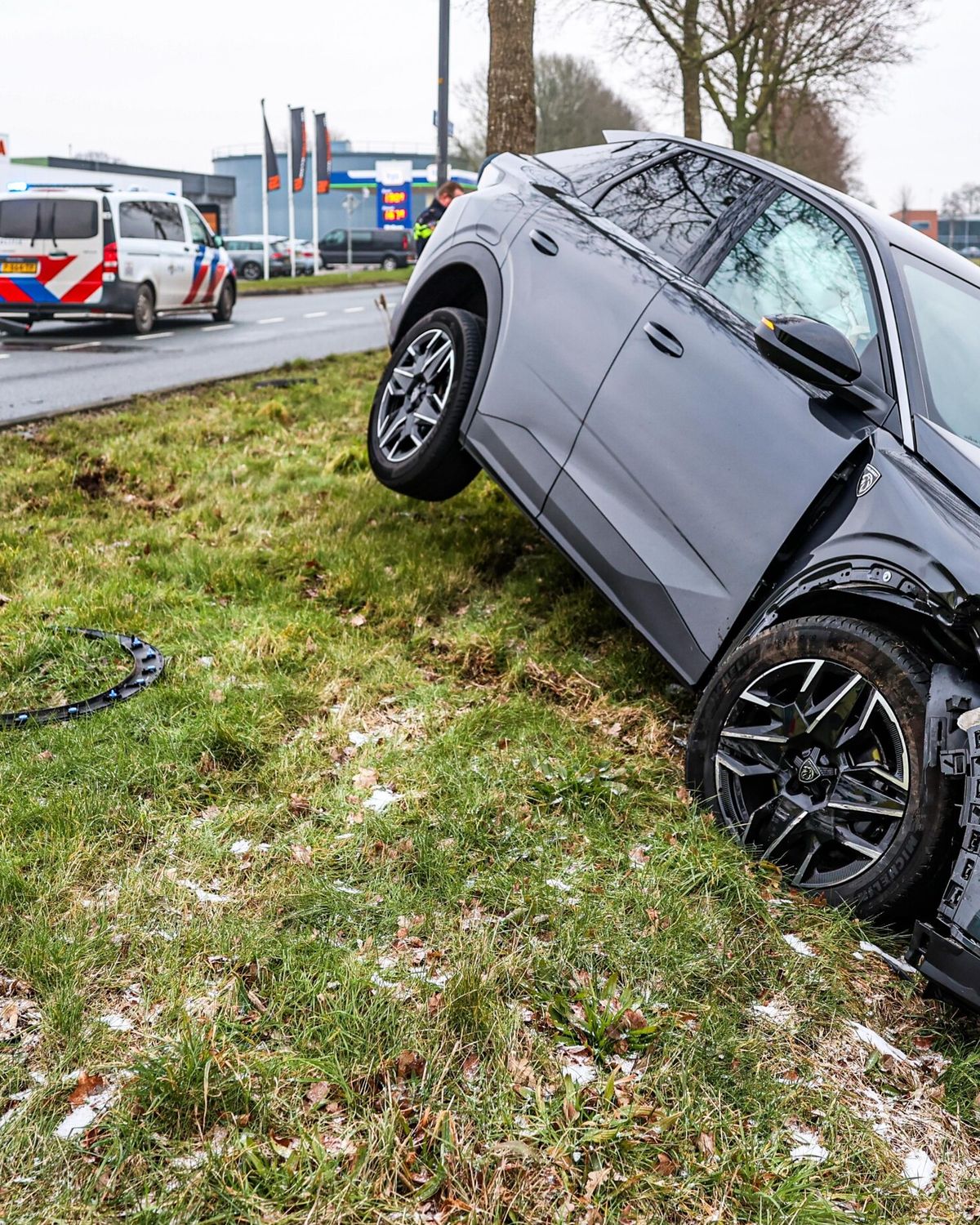 Auto in de berm na botsing bij Heerenveen - Omrop Fryslân
