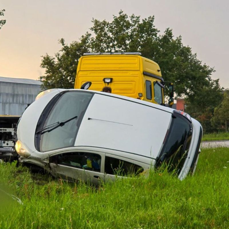 112 Nieuws: Auto vliegt uit de bocht en belandt in Hengelose sloot - Oost