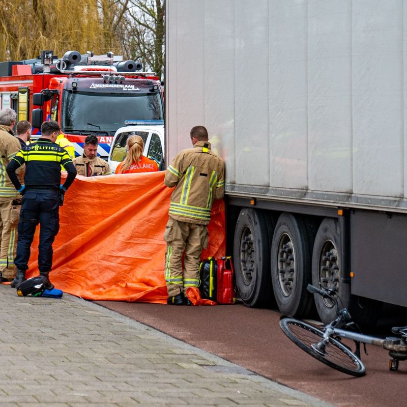 Fietser (76) komt om bij aanrijding met vrachtwagen in Rotterdam-Zuid - Rijnmond